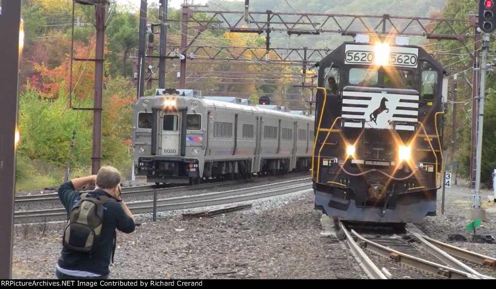 GP38-2 5620 and Train 660